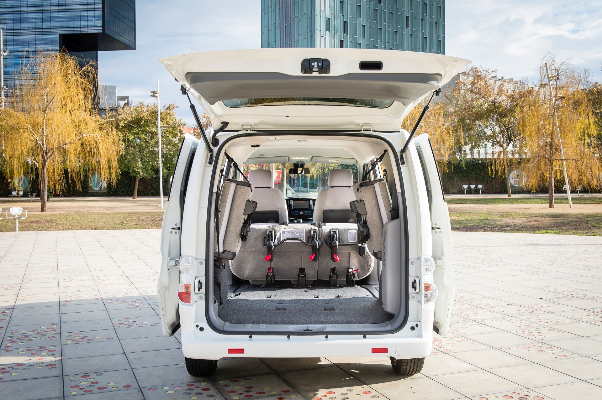 Nissan e-NV200 electric van gets longer-range battery; still no U.S. plans