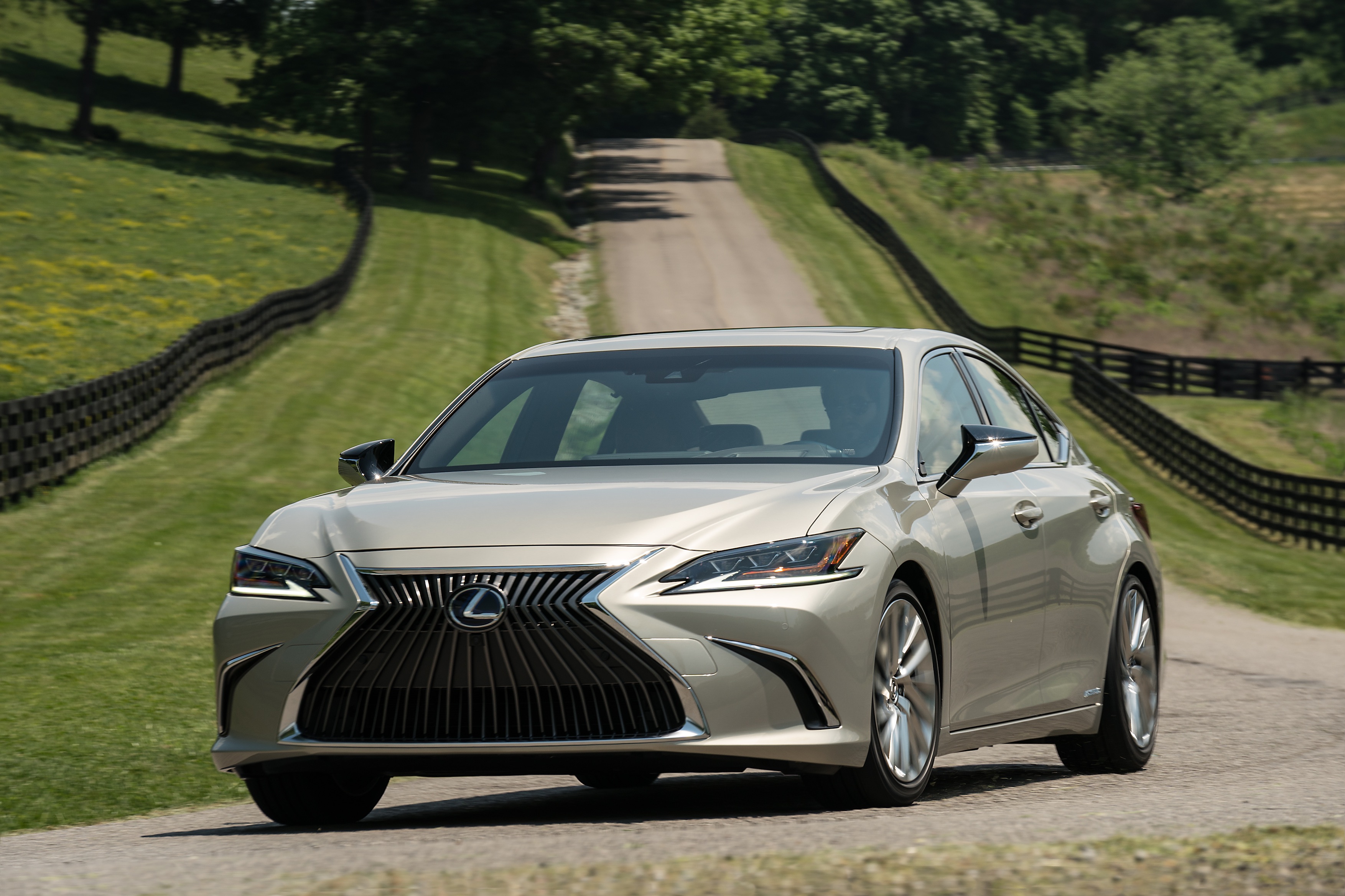 An All wheel Drive Lexus ES Hybrid Could Be On The Way