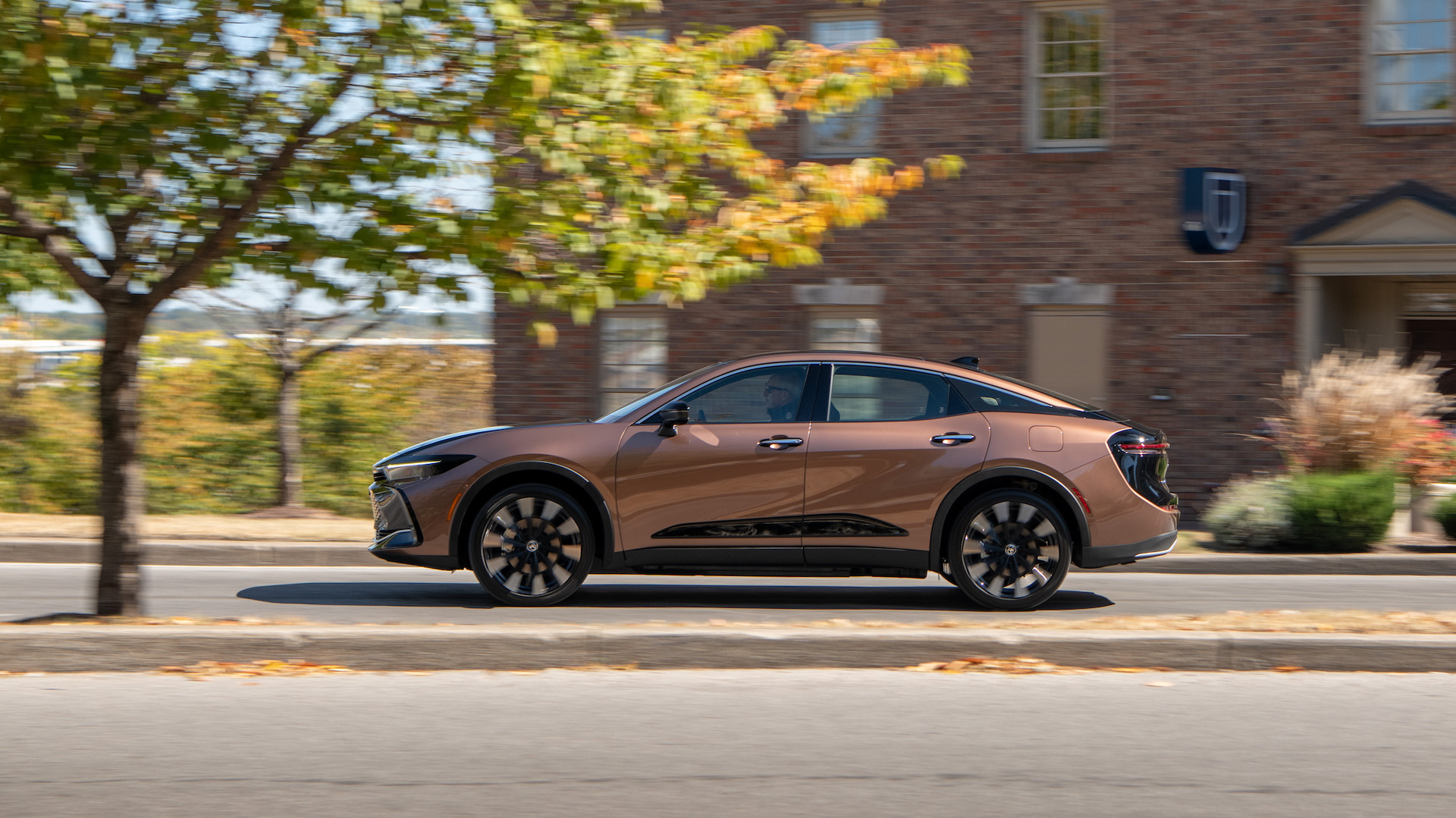 Test drive: 2022 Toyota Avalon Hybrid exits in 43-mpg goodness