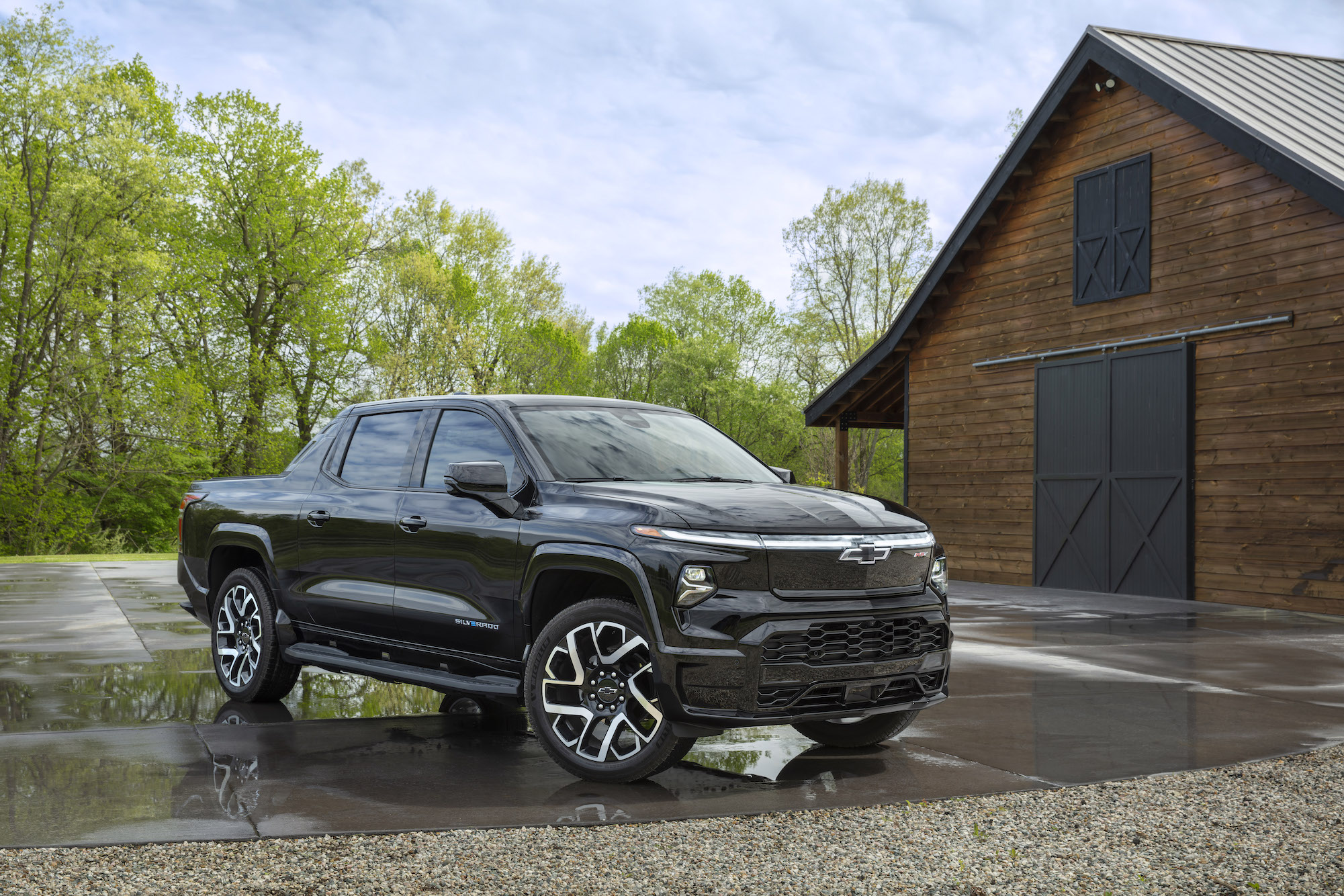2025 Chevy Silverado EV gains models, max range of 492 miles