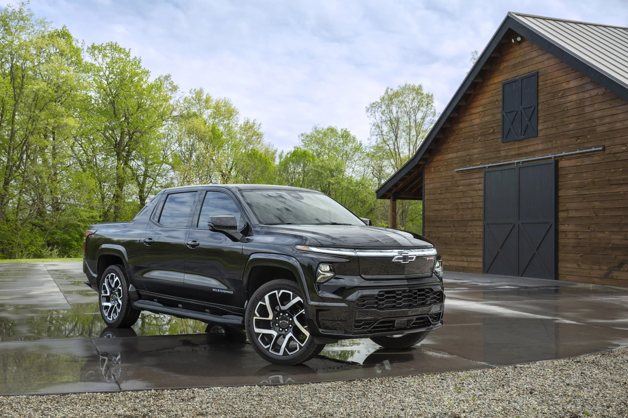 2025 Chevy Silverado EV gains models, max range of 492 miles