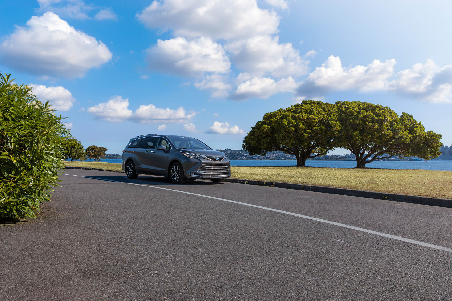 2025 Toyota Sienna revealed, includes fridge, vacuum, and child safety ...