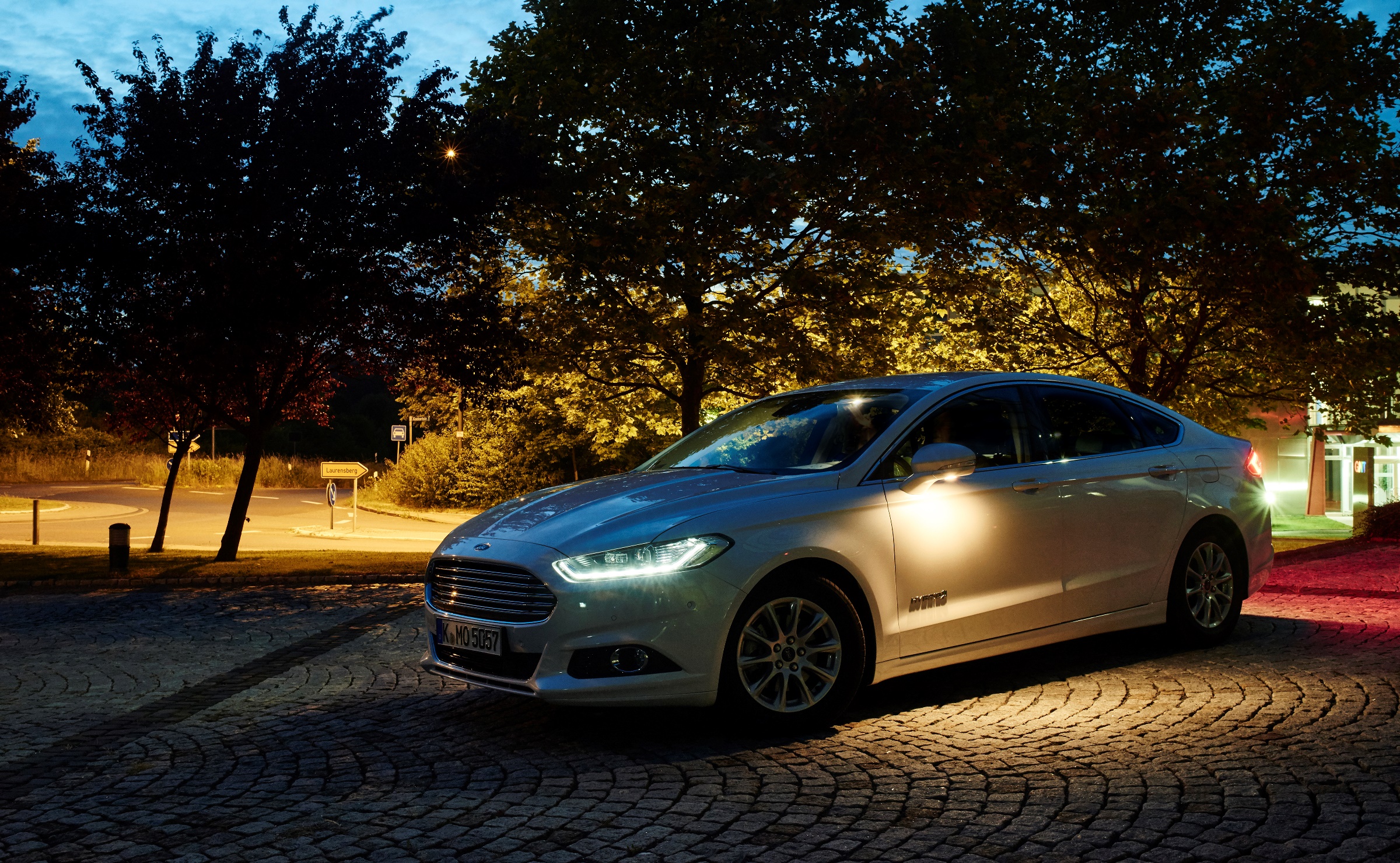 Ford Developing Headlights Smarter Than Your Average Glare: Video