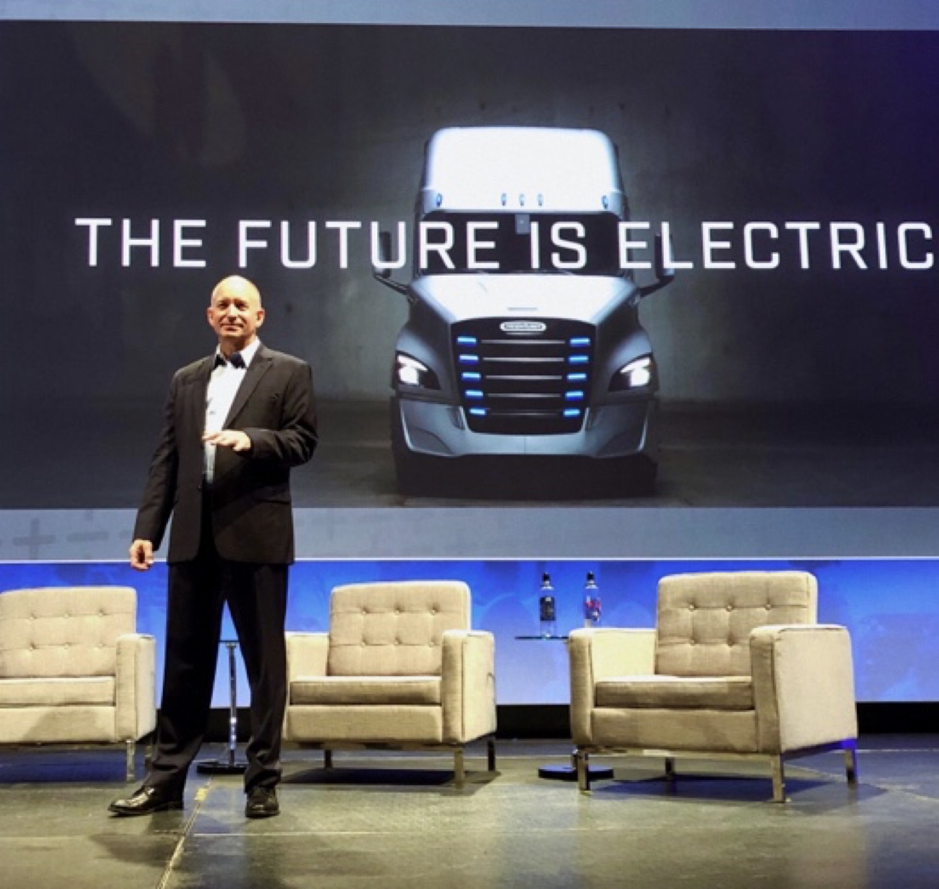 Quiet launch: Daimler builds first electric heavy-duty semis for fleet test