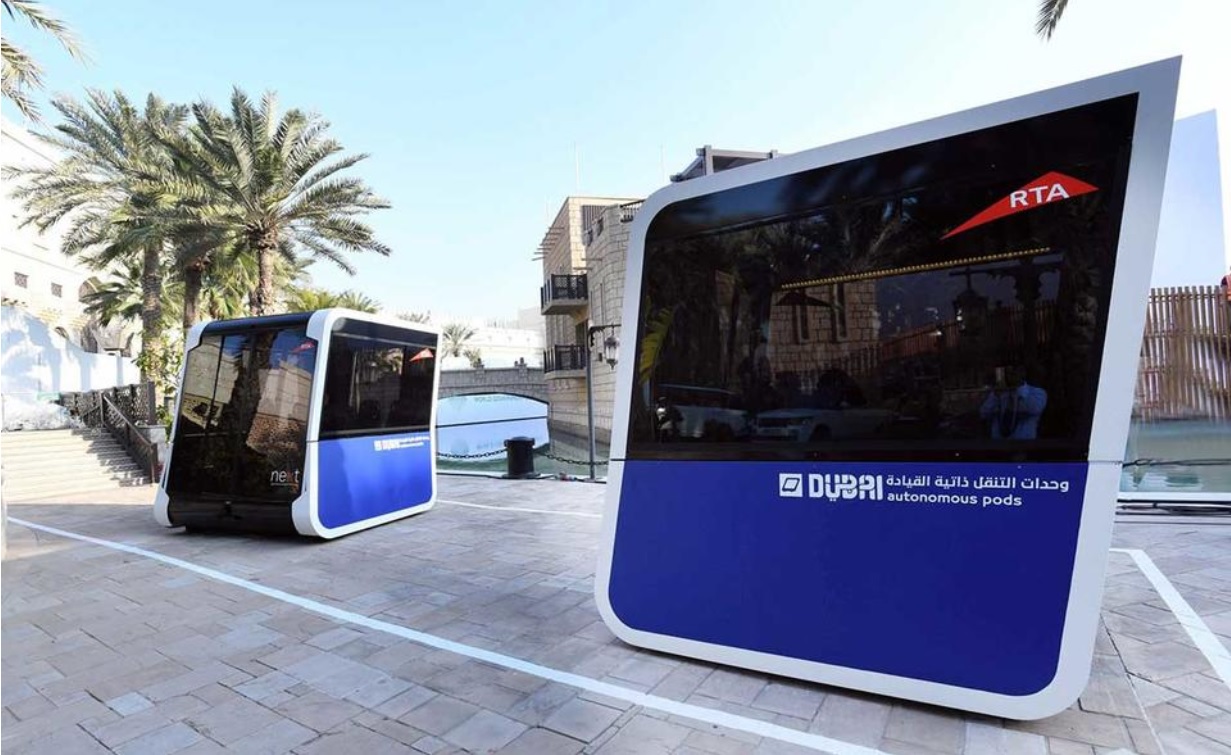 Autonomous swarming electric pods: halfway between train and car?