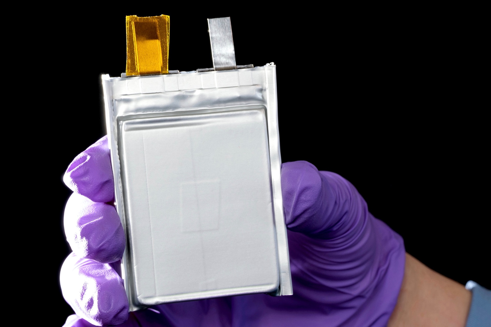 10,000 fast charges: Researchers claim their solid-state EV battery ...