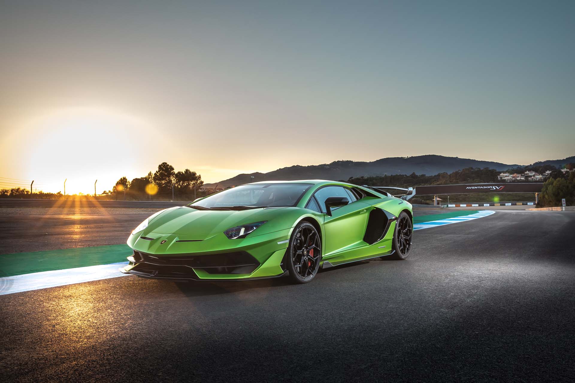 Lamborghini's reportedly building a $3M hypercar with hybrid V-12 power ...