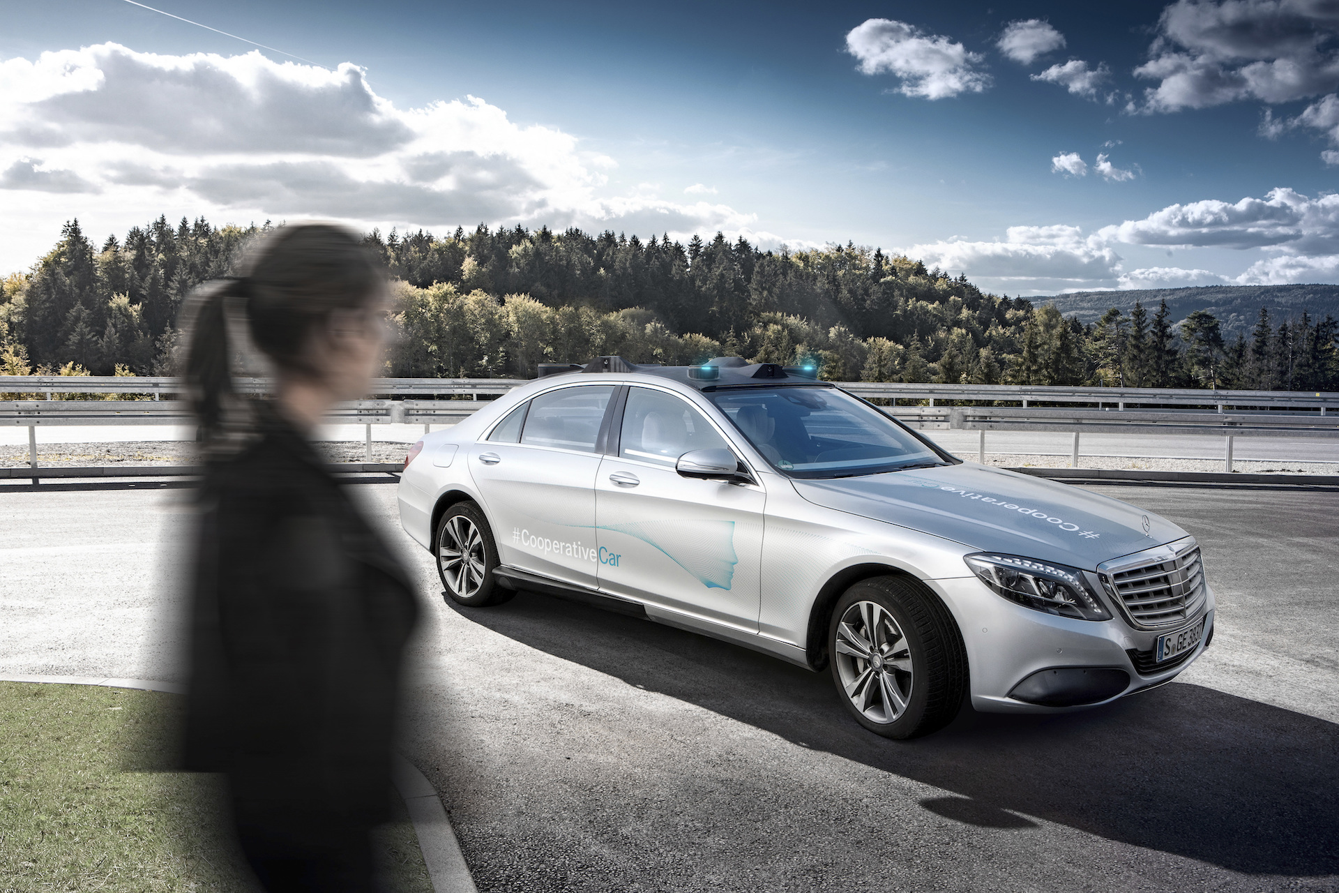 Daimler concept shows how self-driving cars could communicate with ...