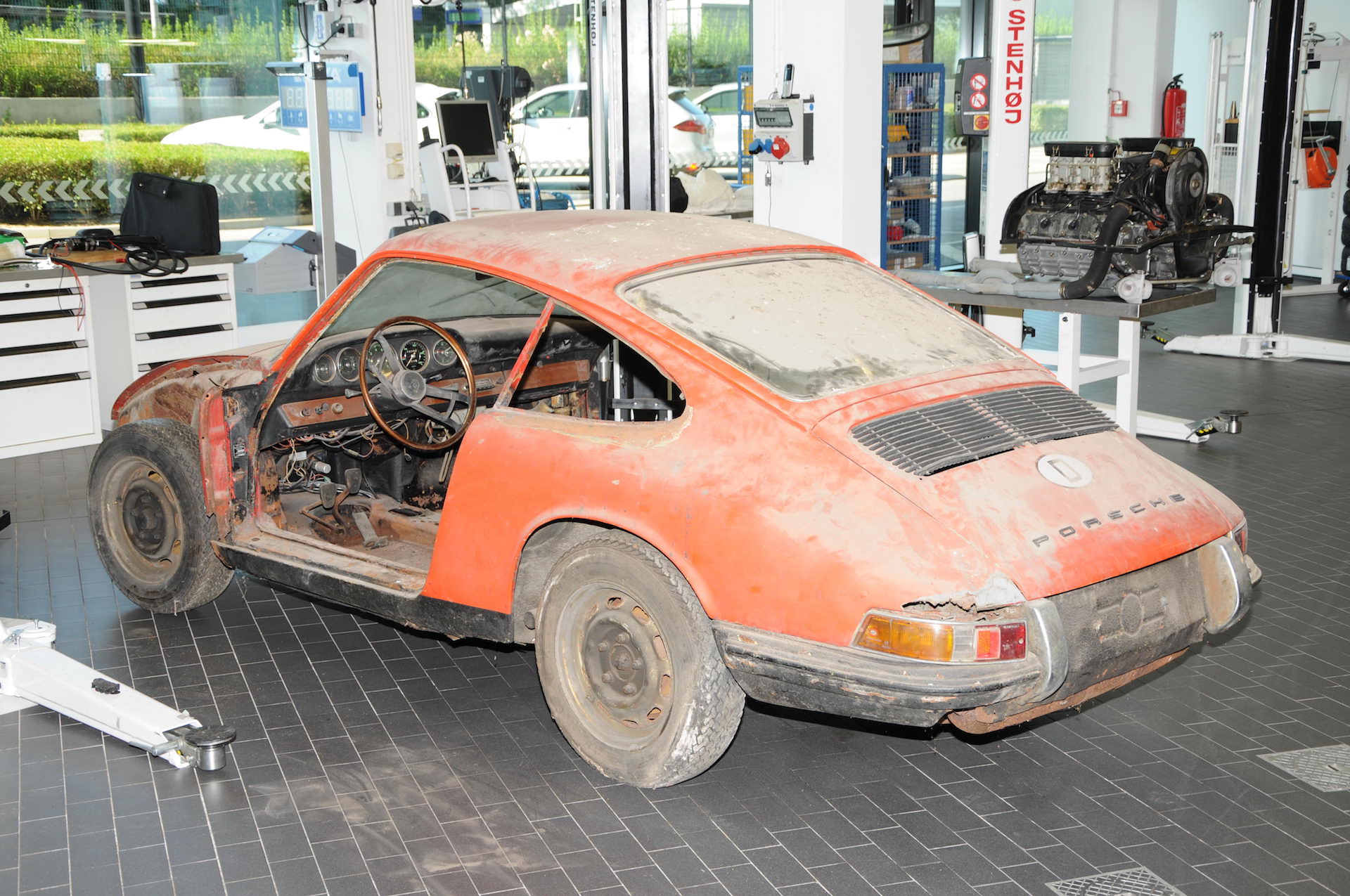 Porsches restores its oldest 911