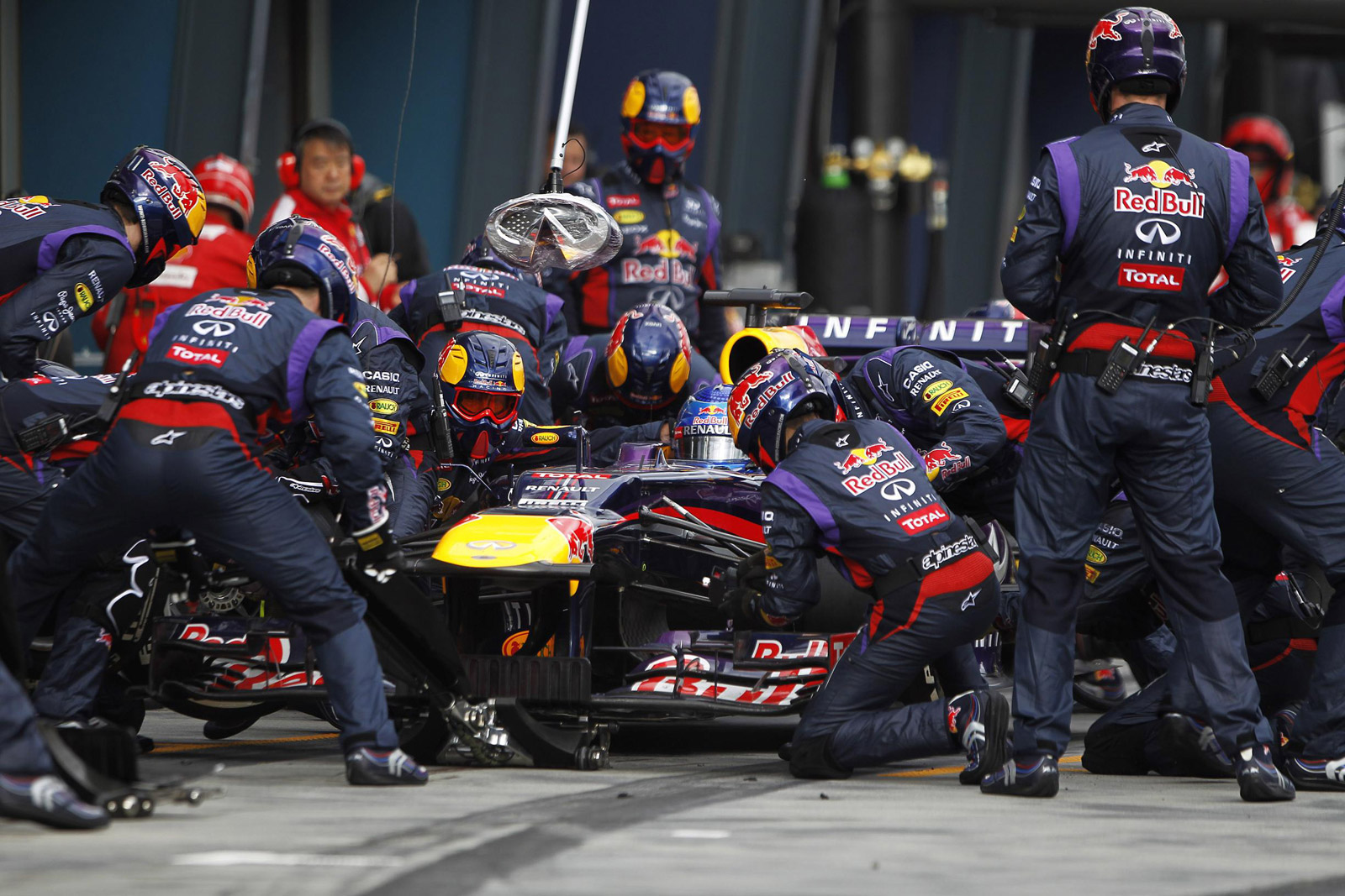 Watch Red Bull Racing Execute An F1 Tire Change In A Record 2 05 Watch Red Bull Racing Execute An F1 Tire Change In A Record 2 05