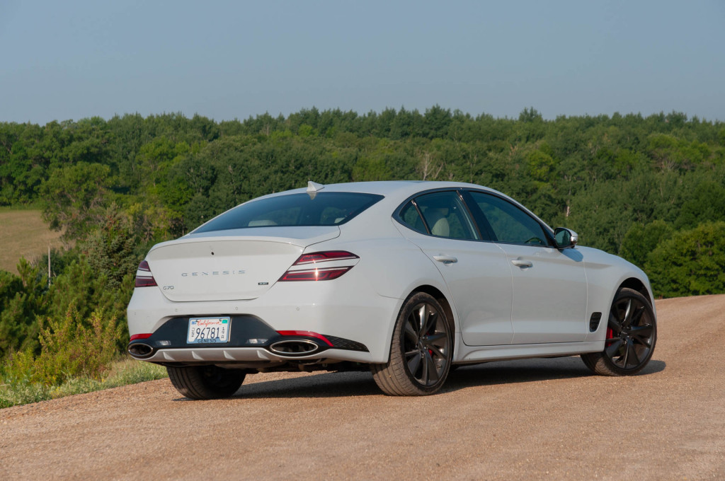 2022 Kia Stinger vs 2022 Genesis G70: Compare Cars