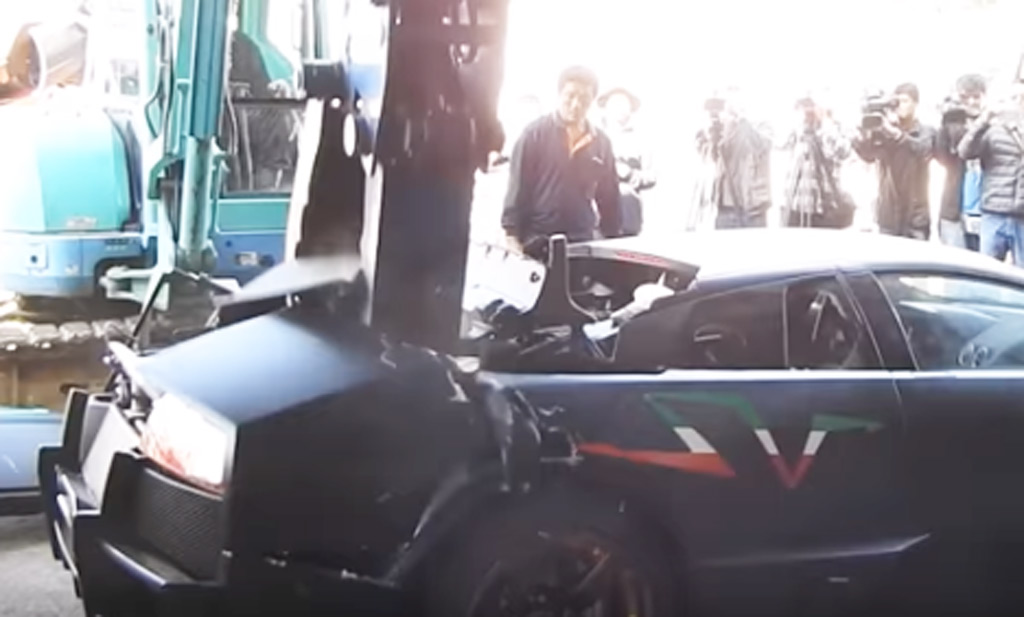 Watch as Taiwanese authorities destroy Lamborghini Murciélago