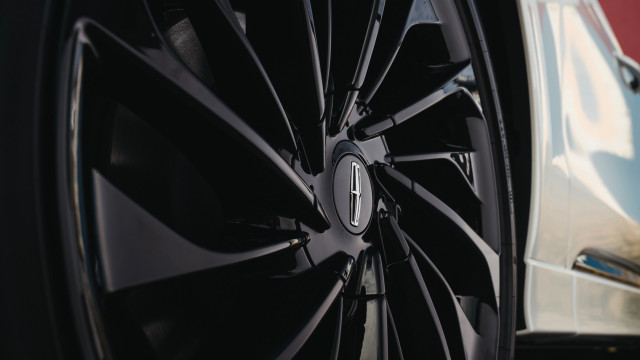 2022 Lincoln Aviator preview: Jet Appearance Package adds blacked-out trim