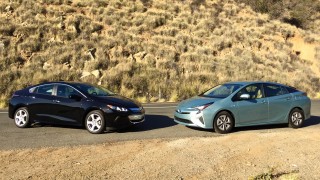 2016 Toyota Prius Vs 2016 Chevrolet Volt: Video Test