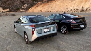 2016 Toyota Prius Vs 2016 Chevrolet Volt: Video Test